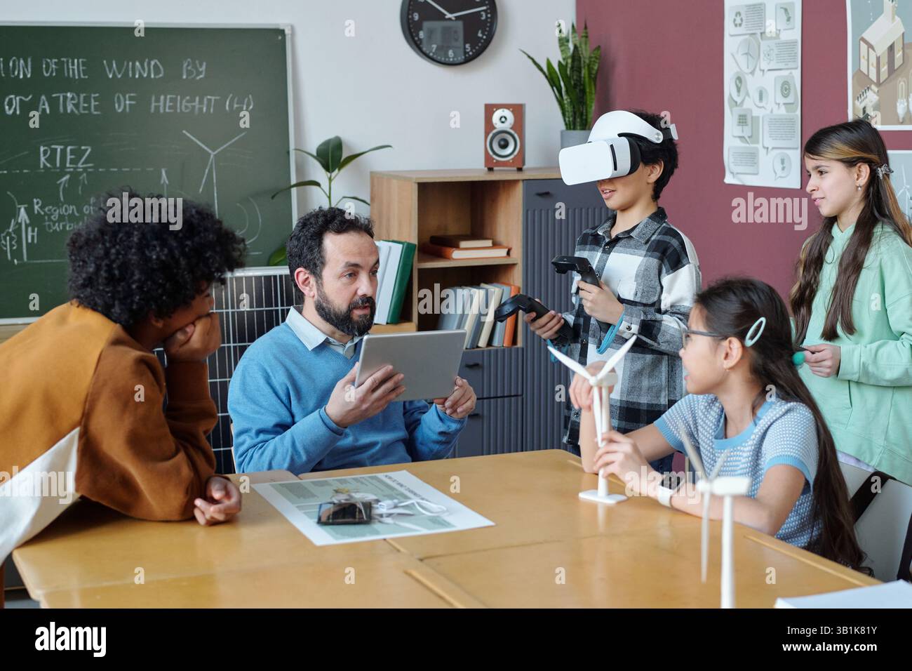 Teacher Engaging Diverse Students in Virtual Reality Learning Stock Photo - Alamy