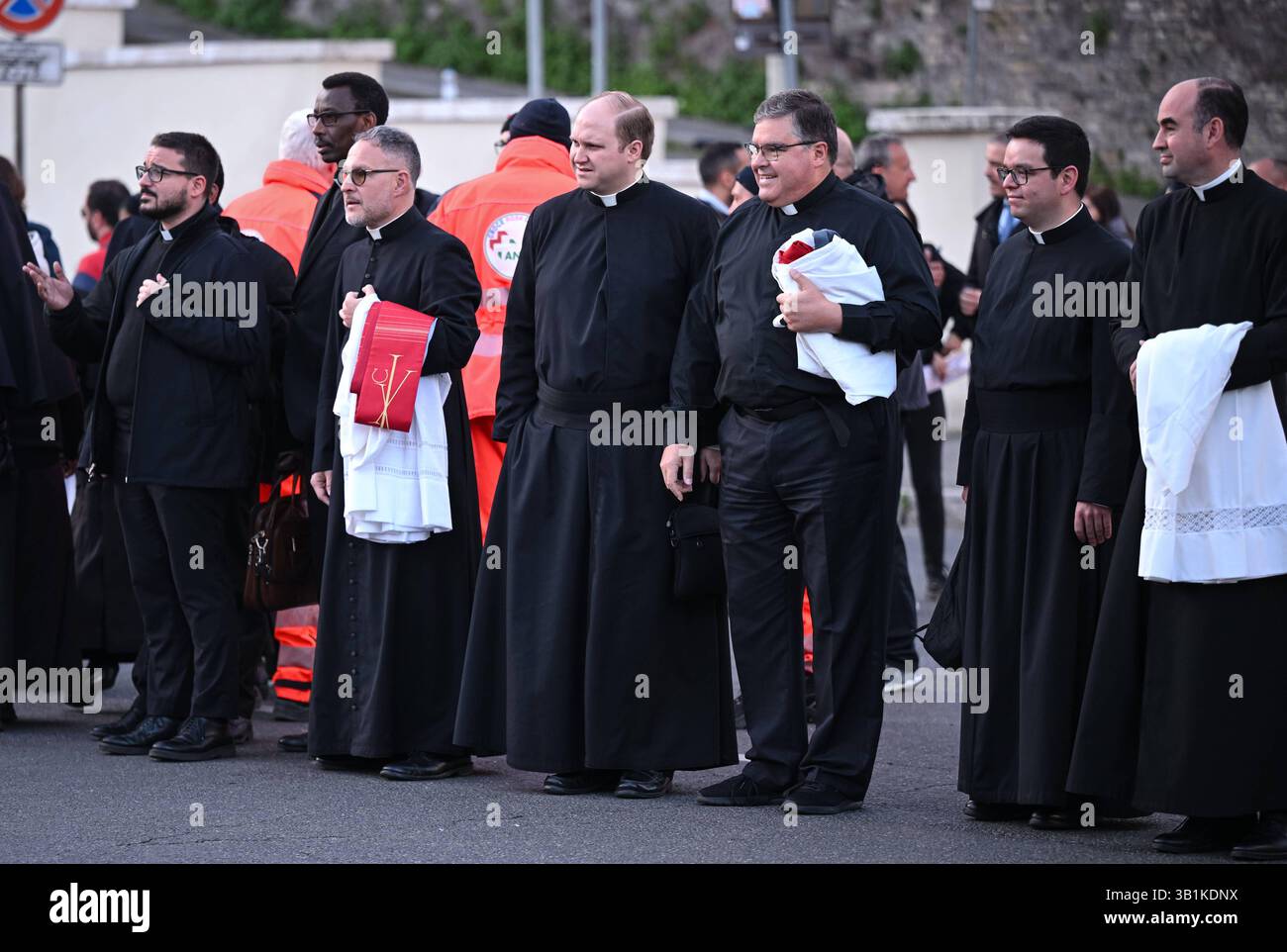 Rom, Vatikan 26.04.2025 Beerdigung Papst Franziskus I. Um 7 Uhr sind ...