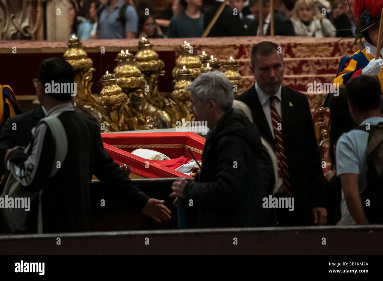Rome, Italy. 25th Apr, 2025. (EDITORS NOTE: Image depicts death)The ...