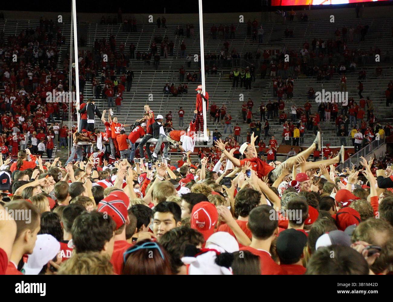 Camp randall stadium fans hi-res stock photography and images - Alamy