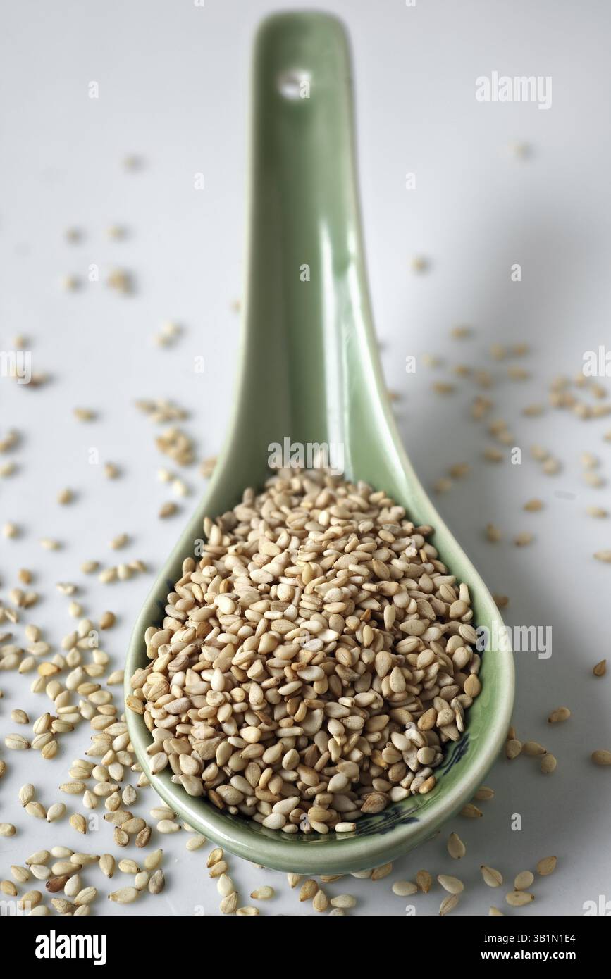 Unpeeled sesame seeds hi-res stock photography and images - Alamy