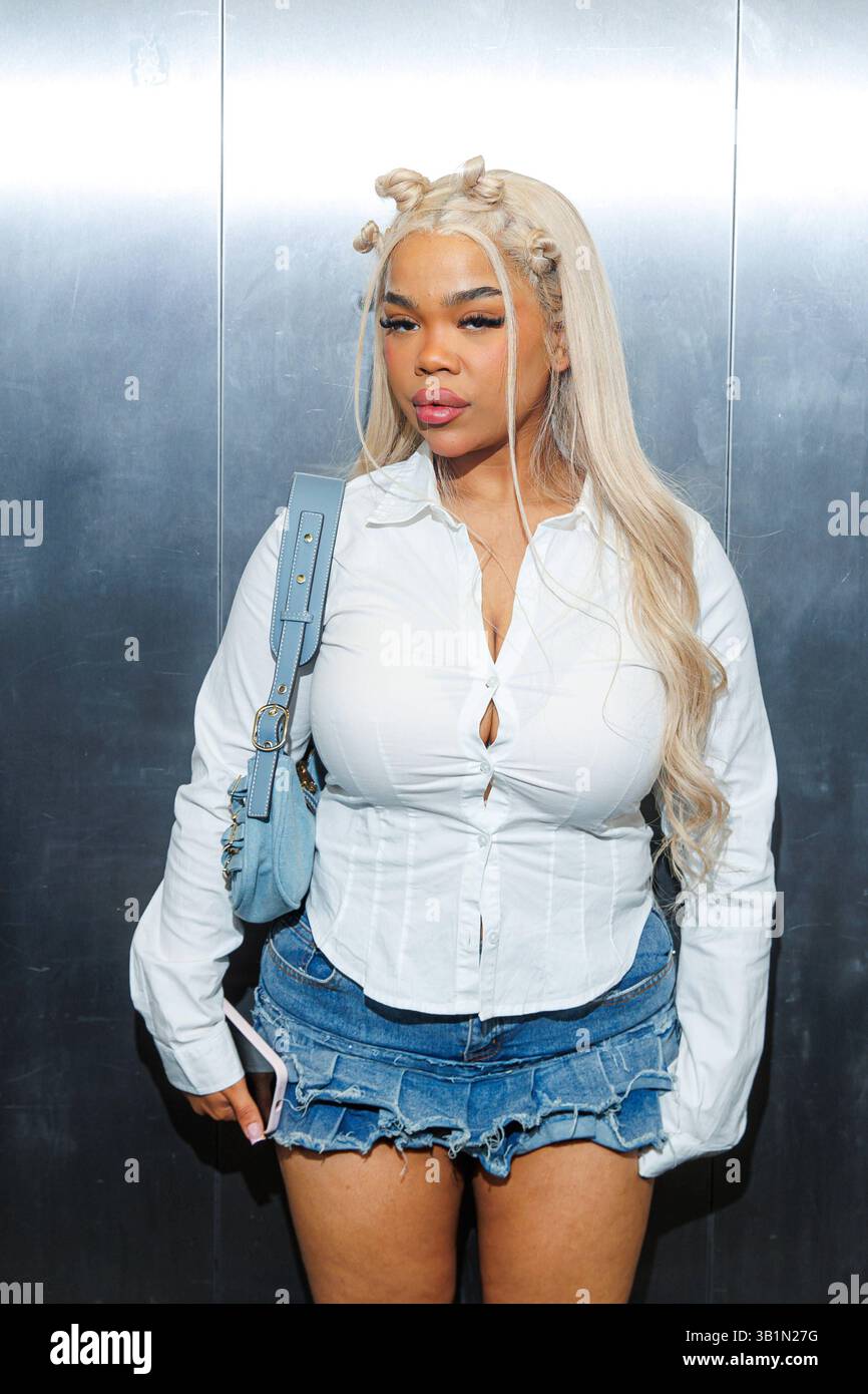 Fashion Show - ABOUT YOU Fashionmania Zoe Wees bei der ABOUT YOU ...