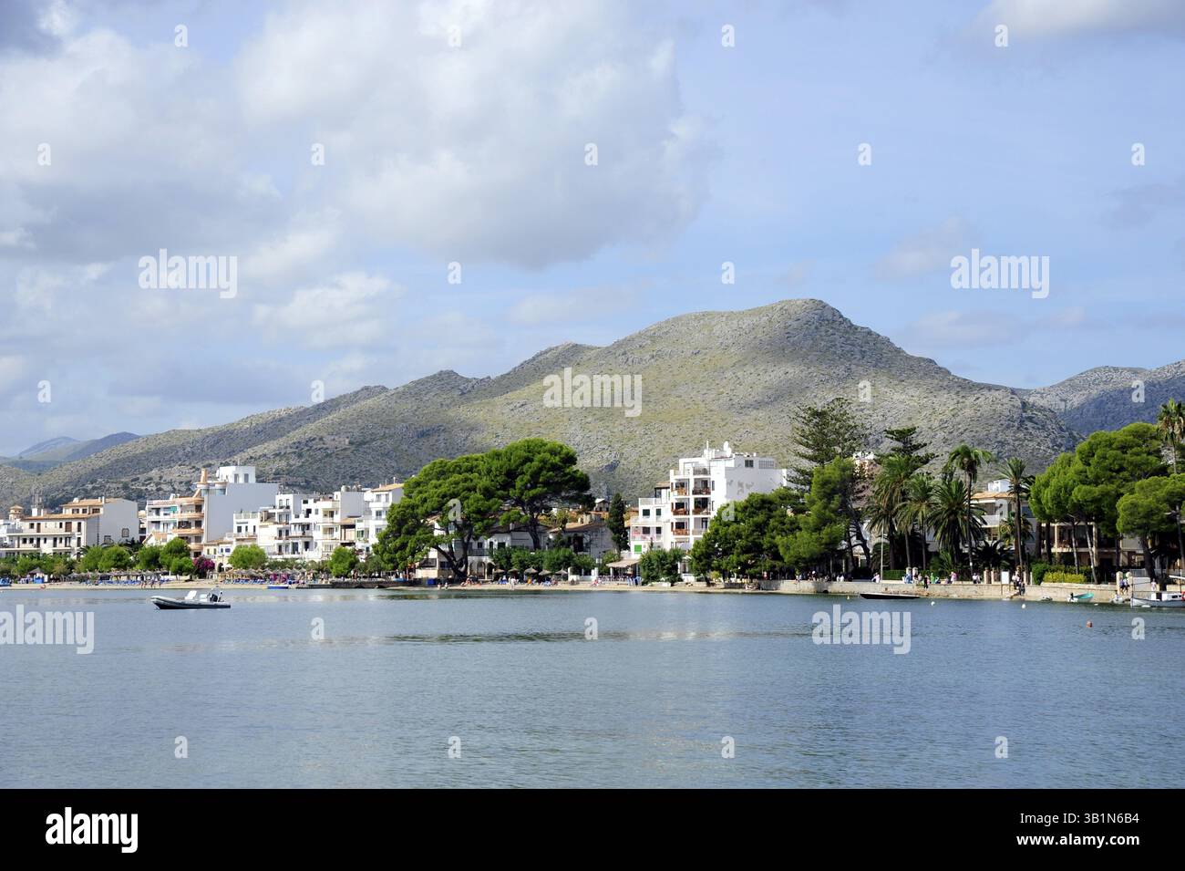 Beach, behind boulevard and mountains, Bay of Puerto de Pollensa, Port ...