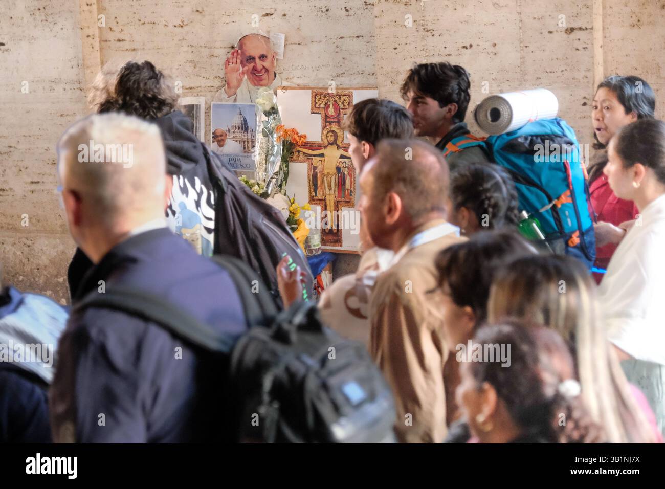 Alle prime luci del giorno la corsa dei fedeli per assistere alla ...