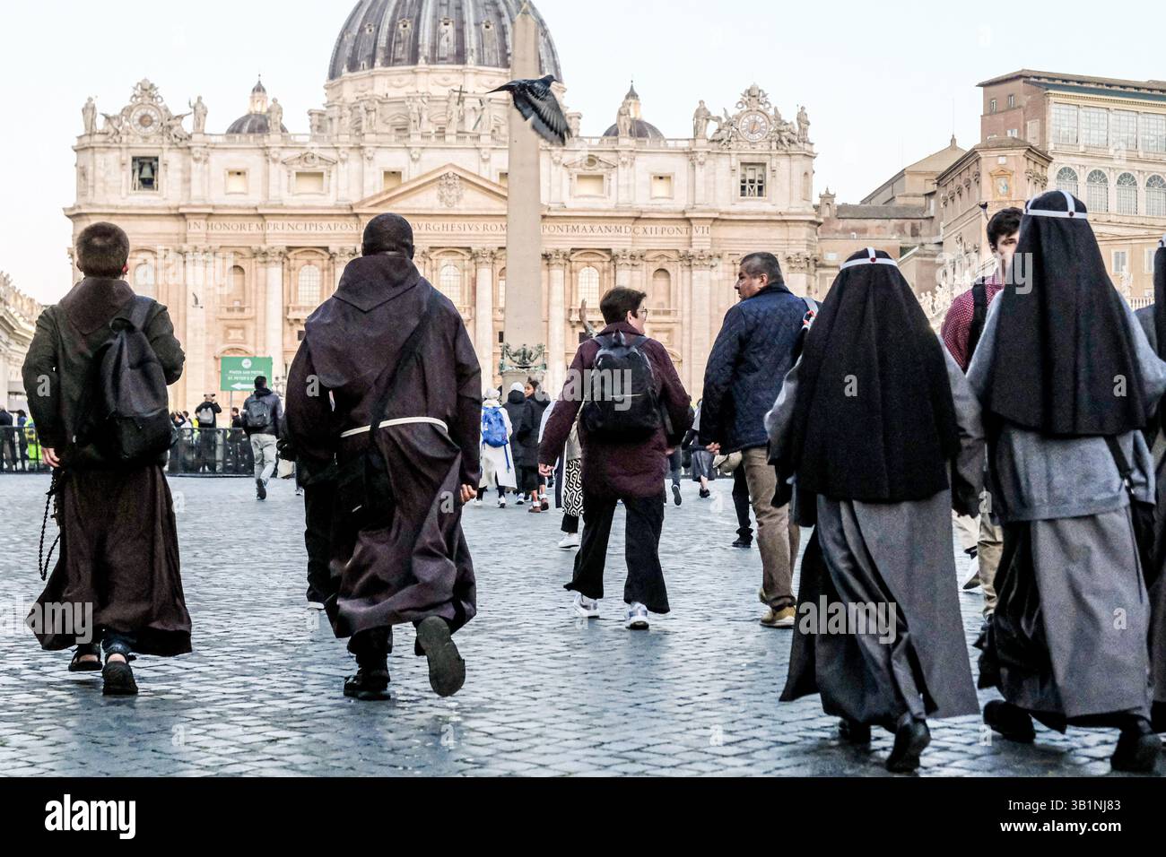 Alle prime luci del giorno la corsa dei fedeli per assistere alla ...
