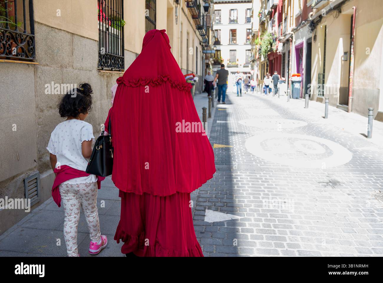Back view of arabian mother and daughter on the street Stock Photo - Alamy