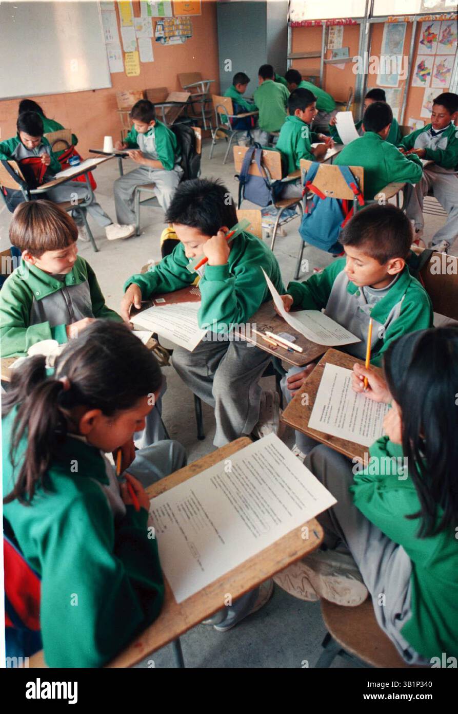 Estudiantes realizando hi-res stock photography and images - Alamy