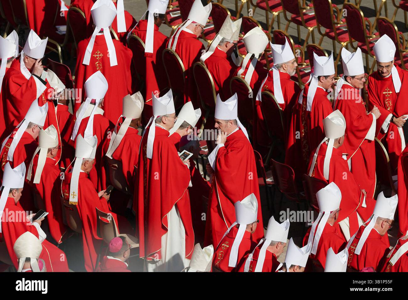 Faithful, priests and cardinals arrive for the funeral of Pope Francis ...