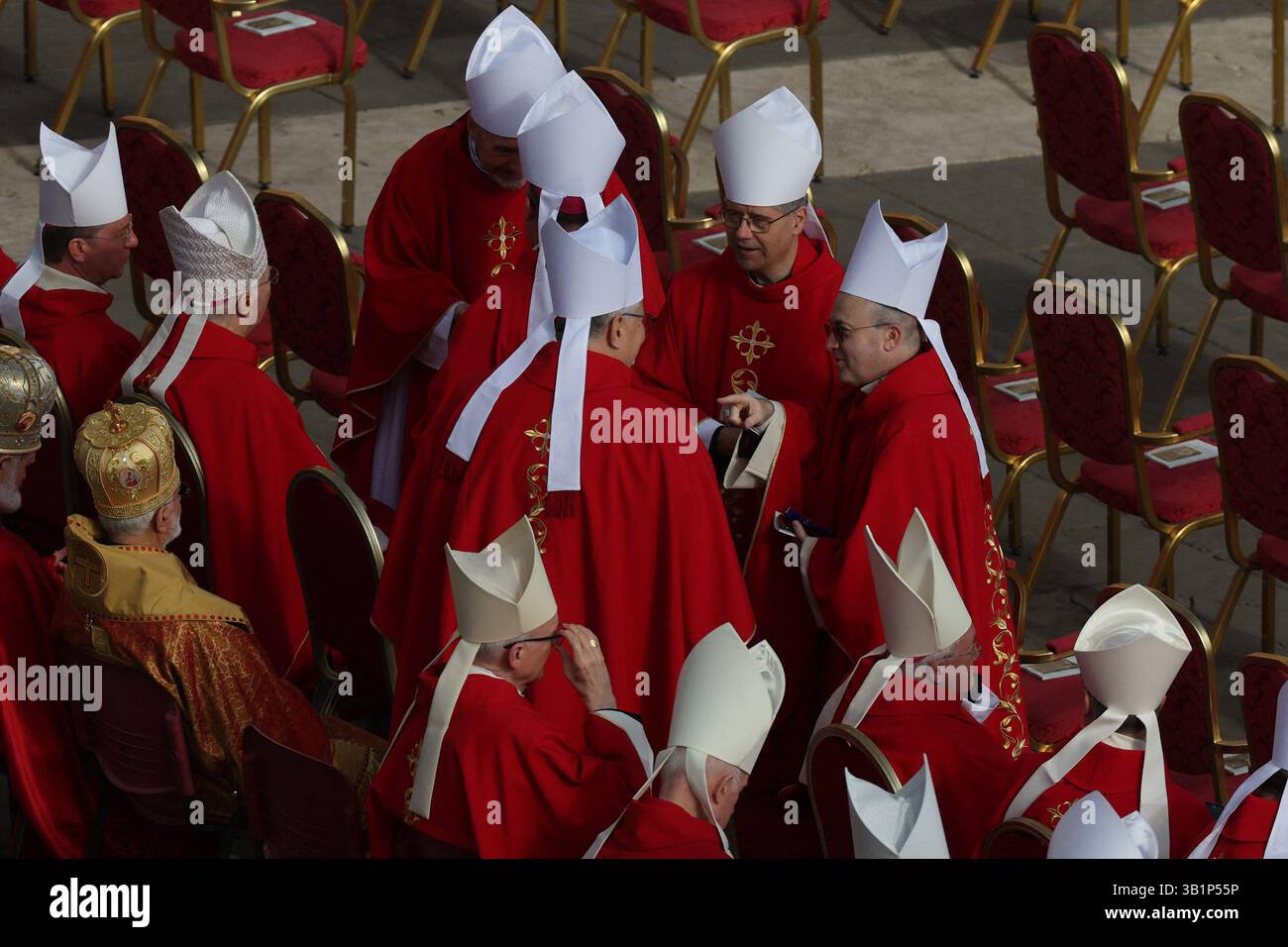 Faithful, priests and cardinals arrive for the funeral of Pope Francis ...
