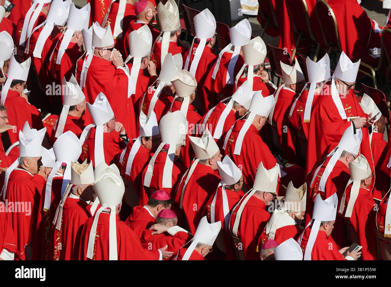 Faithful, priests and cardinals arrive for the funeral of Pope Francis ...