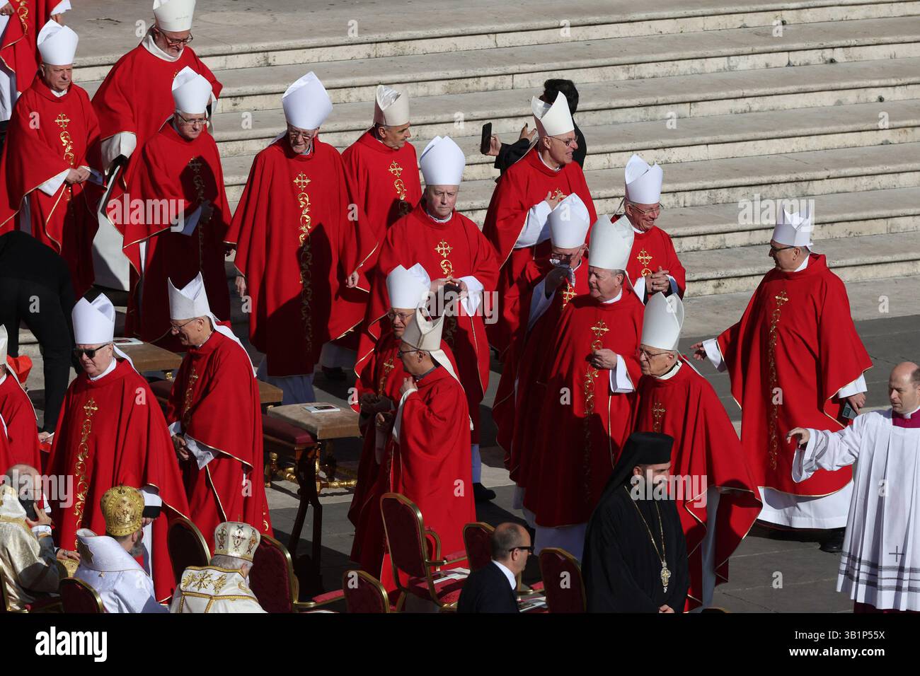 Faithful, priests and cardinals arrive for the funeral of Pope Francis ...