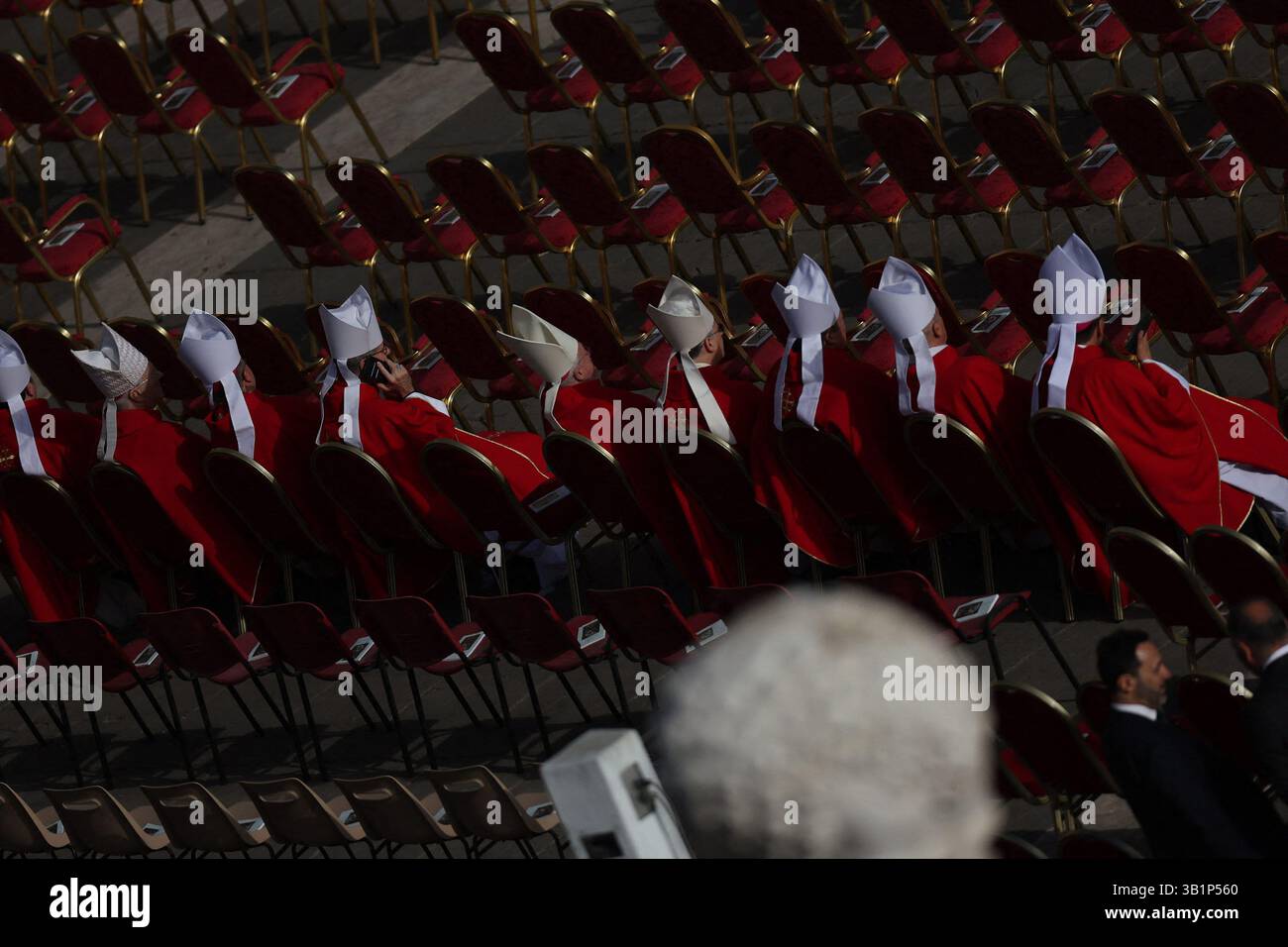 Faithful, priests and cardinals arrive for the funeral of Pope Francis ...