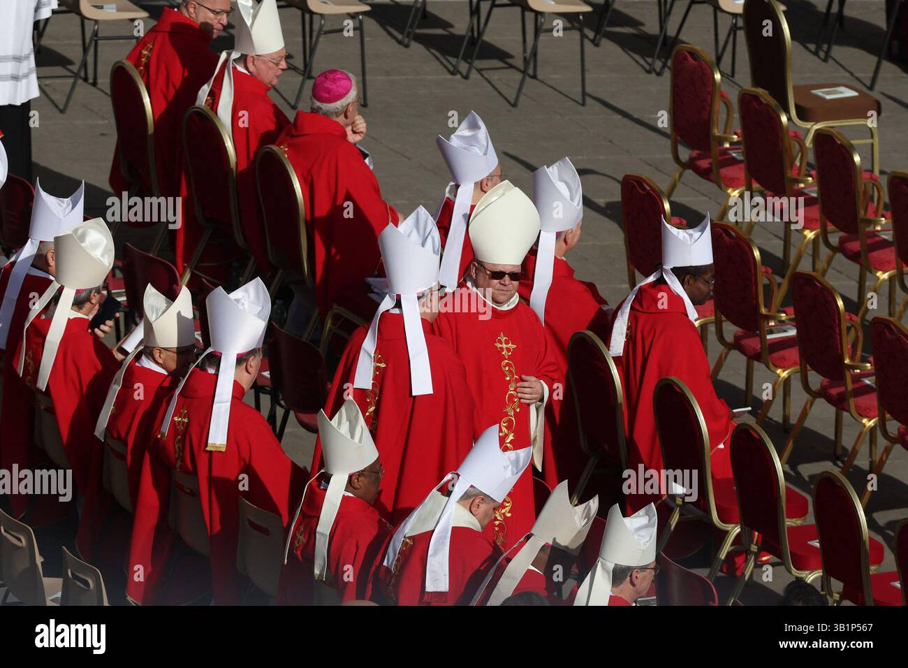 Faithful, priests and cardinals arrive for the funeral of Pope Francis ...