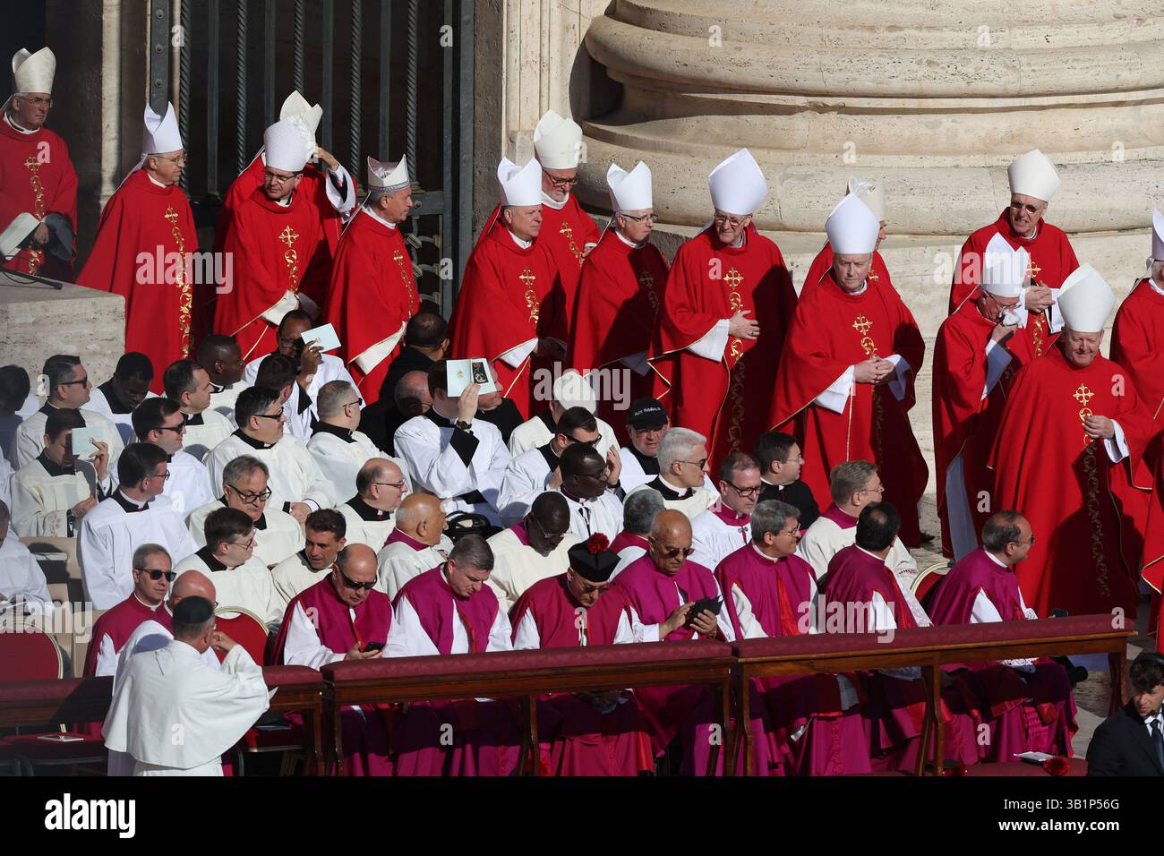 Faithful, priests and cardinals arrive for the funeral of Pope Francis ...