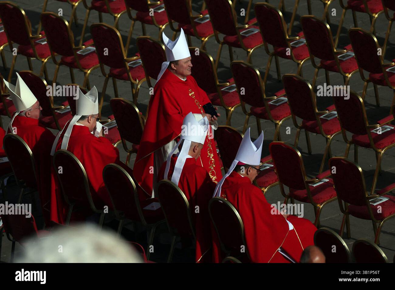 Faithful, priests and cardinals arrive for the funeral of Pope Francis ...