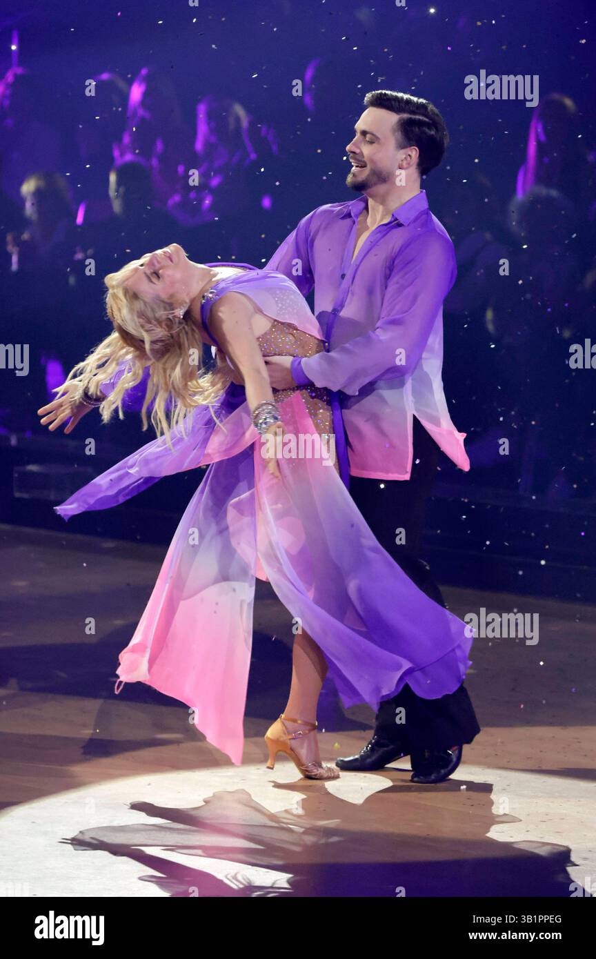 Jeanette Biedermann mit Sergiu Maruster in der achten Live-Show der 18 ...