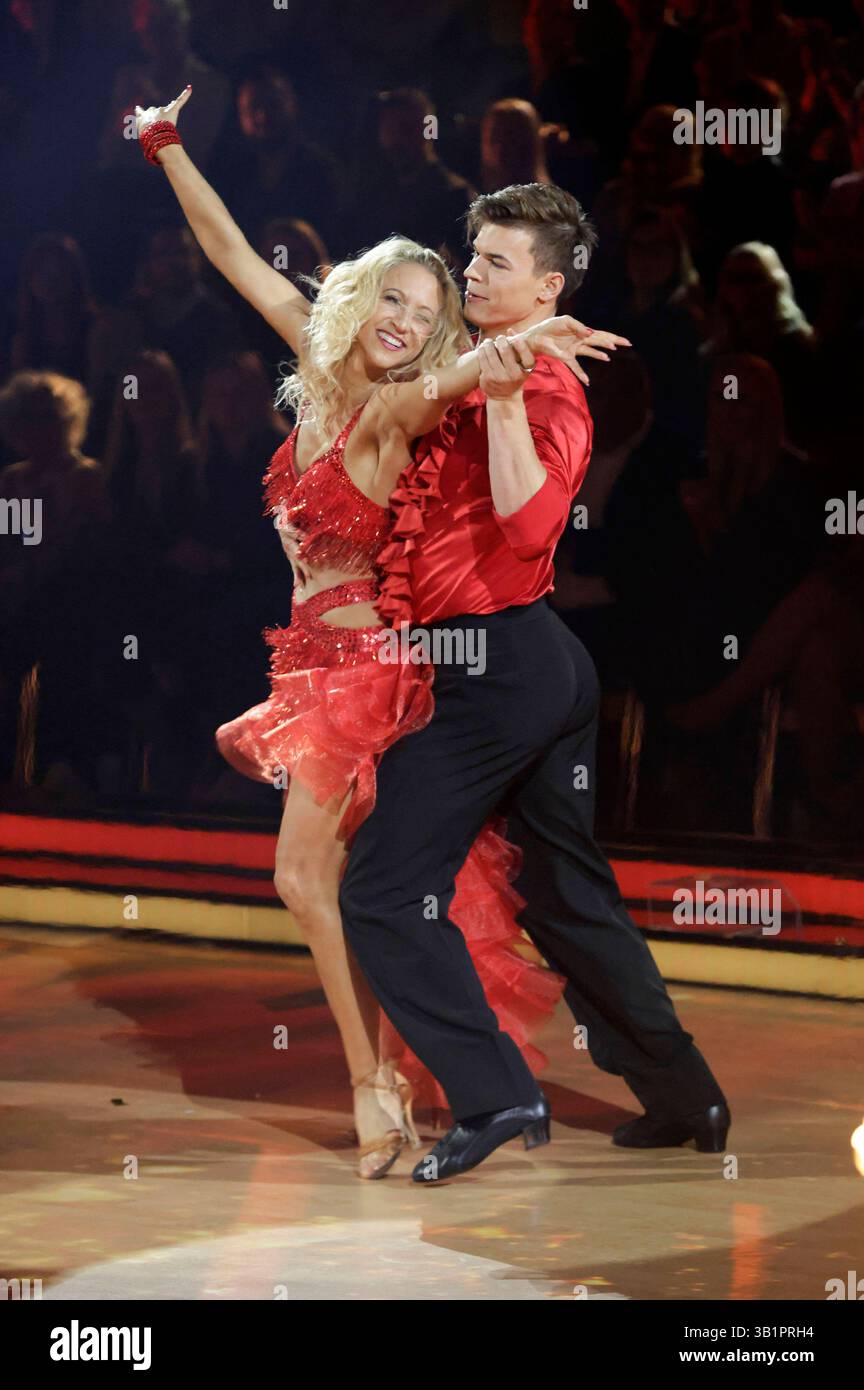 Taliso Engel mit Kathrin Menzinger in der achten Live-Show der 18 ...