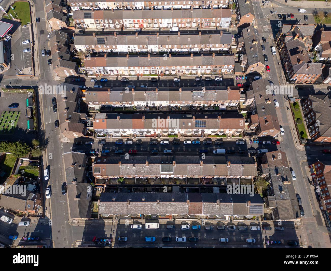 LIVERPOOL, MERSEYSIDE, ENGLAND - APRIL 06, 2025: Terraced houses in a ...