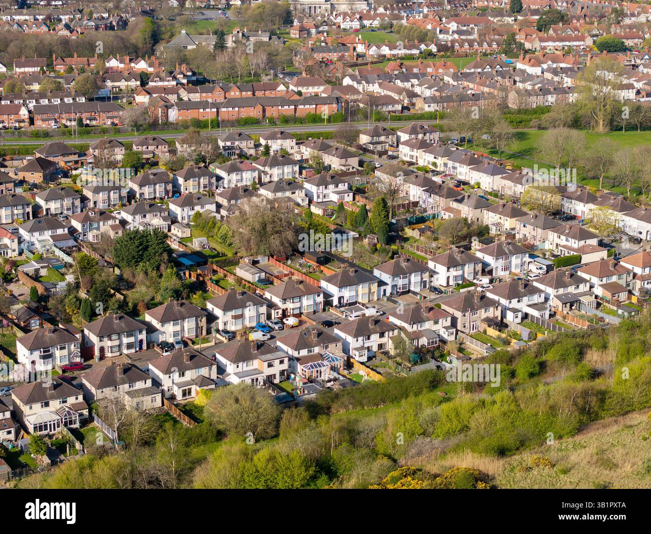 WIRRAL, MERSEYSIDE, ENGLAND - APRIL 05, 2025: Rows of houses on housing ...