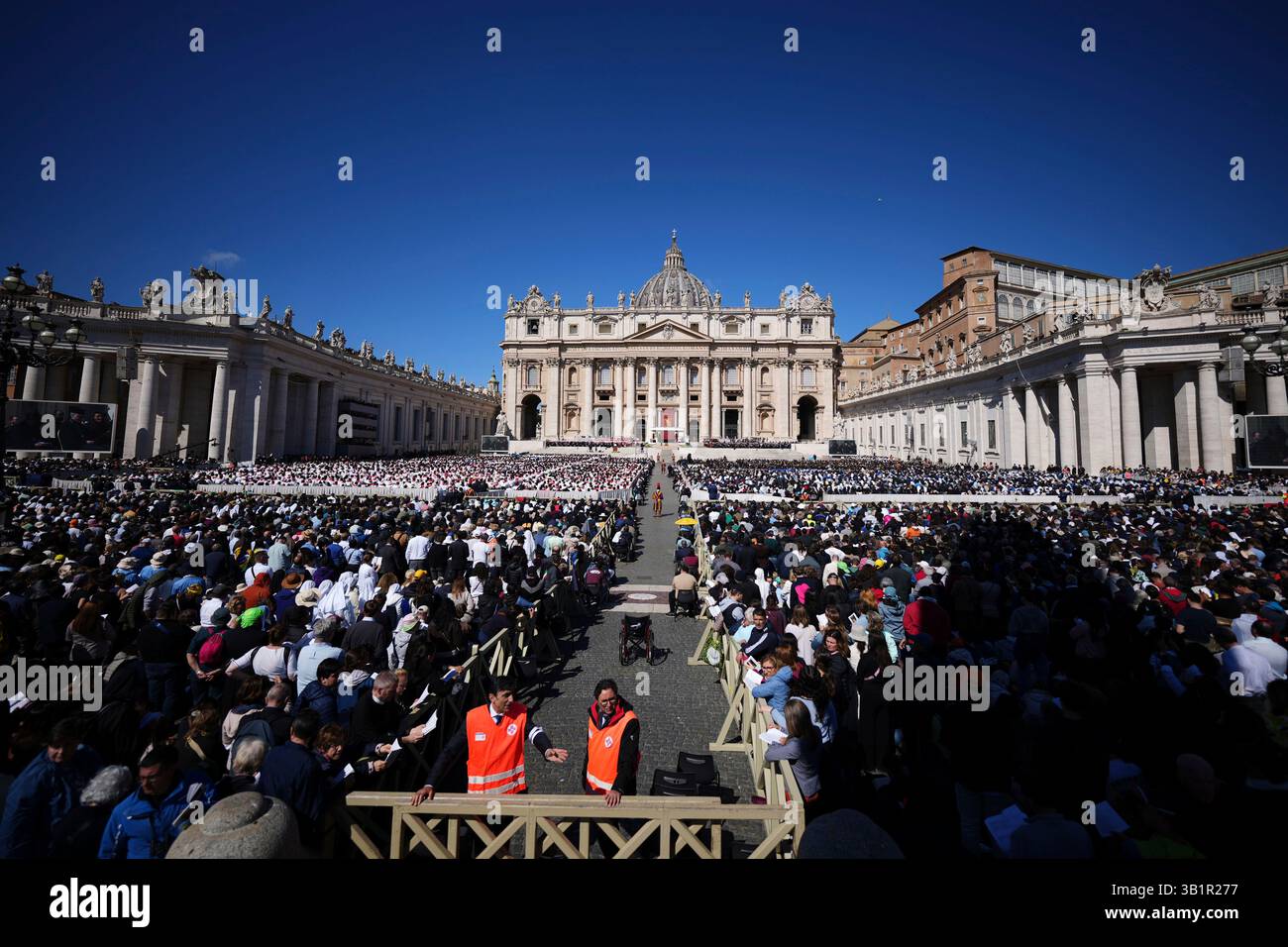 Faithful crowd St Peter's Square for the funeral of Pope Francis, at ...