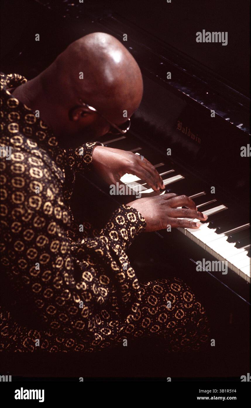 Jan. 1, 1971 - Memphis, TN, U.S. - Isaac Hayes, 28, at work in a Stax ...
