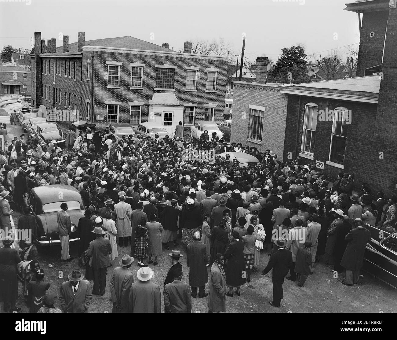 Dec. 7, 1952 - Memphis, TN, U.S. - Chanting ''Yes, it's so!'' and ...