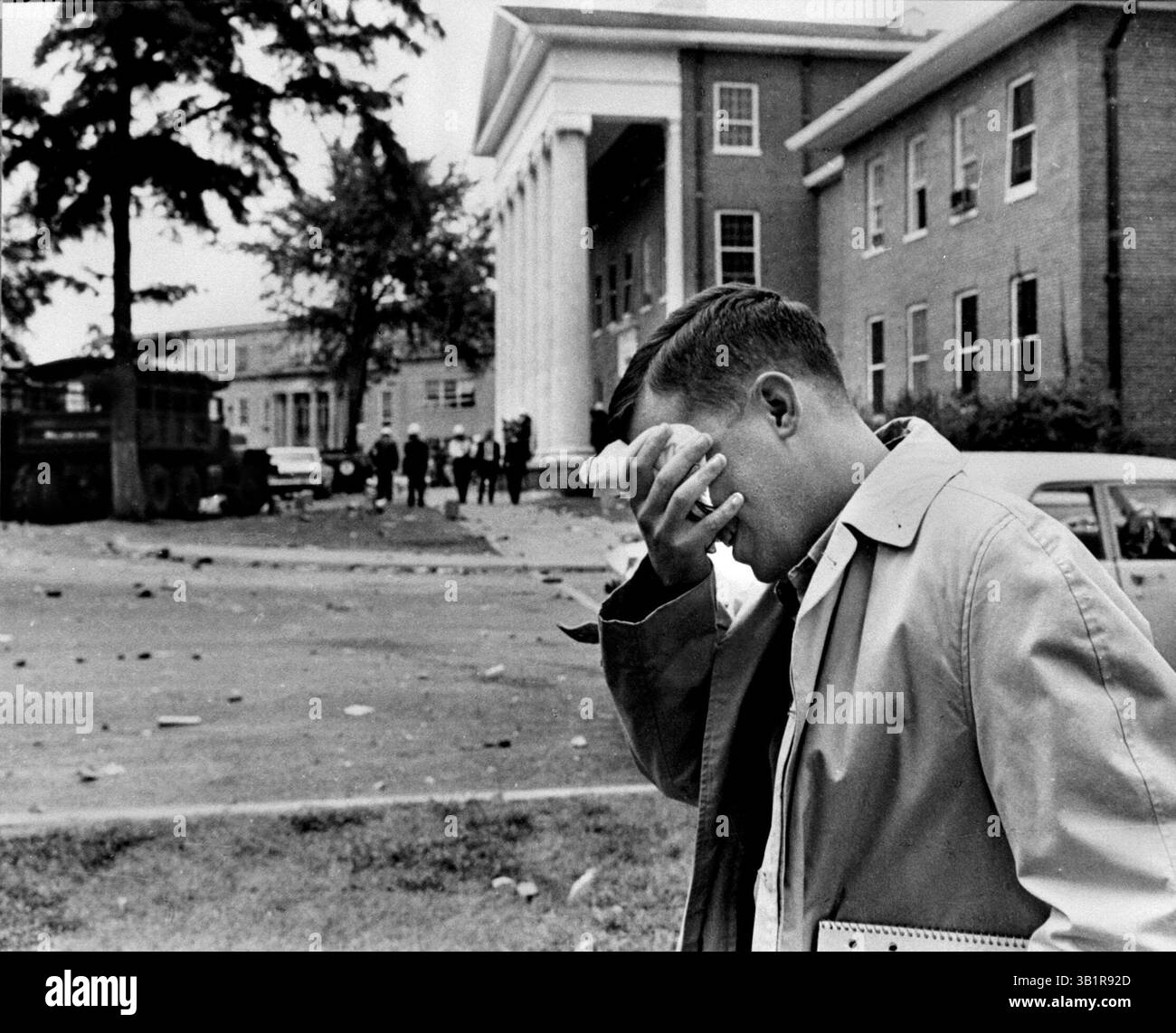 Oct. 1, 1962 - Oxford, MS, U.S. - An Ole Miss student, on the way to ...