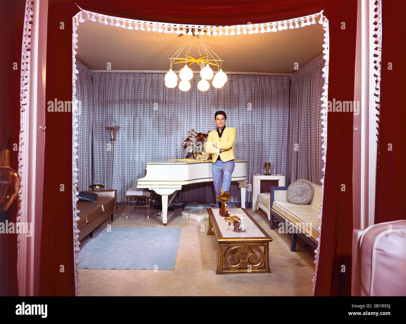 Elvis 1965 hi-res stock photography and images - Alamy