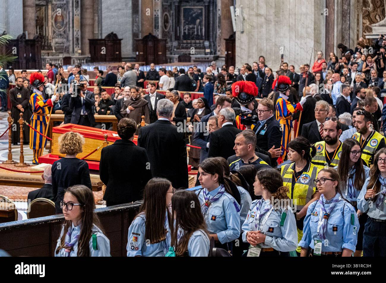 Vatican City, Vatican. 25th Apr, 2025. The faithful from all over Italy ...