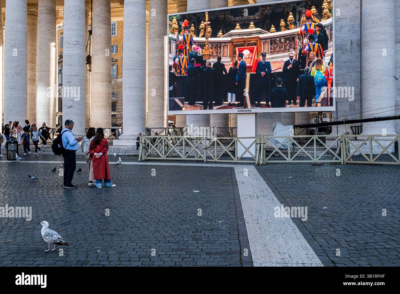 Vatican City, Vatican. 25th Apr, 2025. The faithful view the interior ...