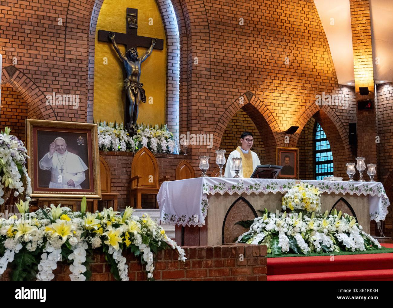 Bangkok, Thailand. 25th Apr, 2025. A priest conducts the ceremony to ...