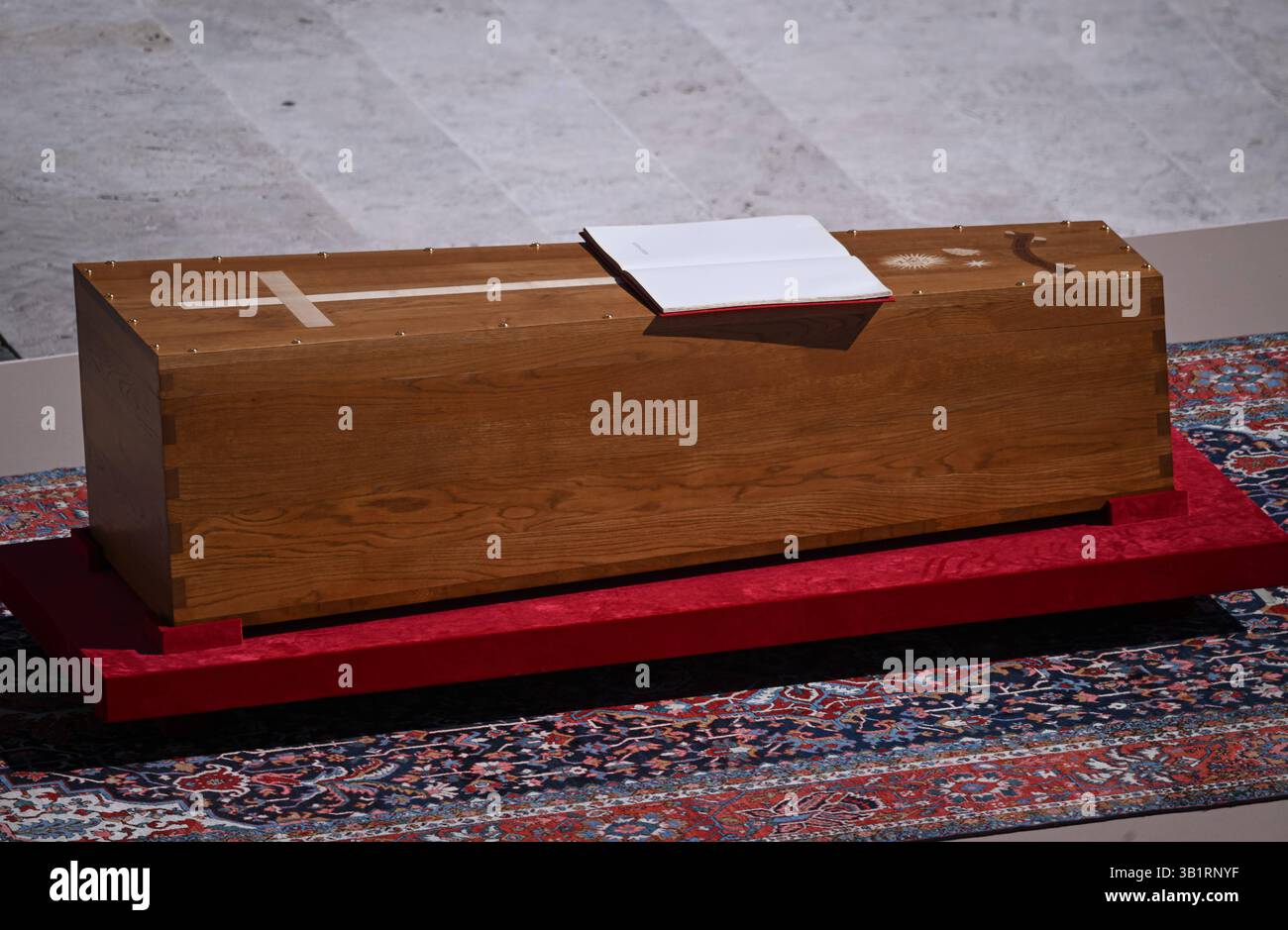 Rom, Vatikan 26.04.2025 Beerdigung Papst Franziskus I. der Sarg mit ...