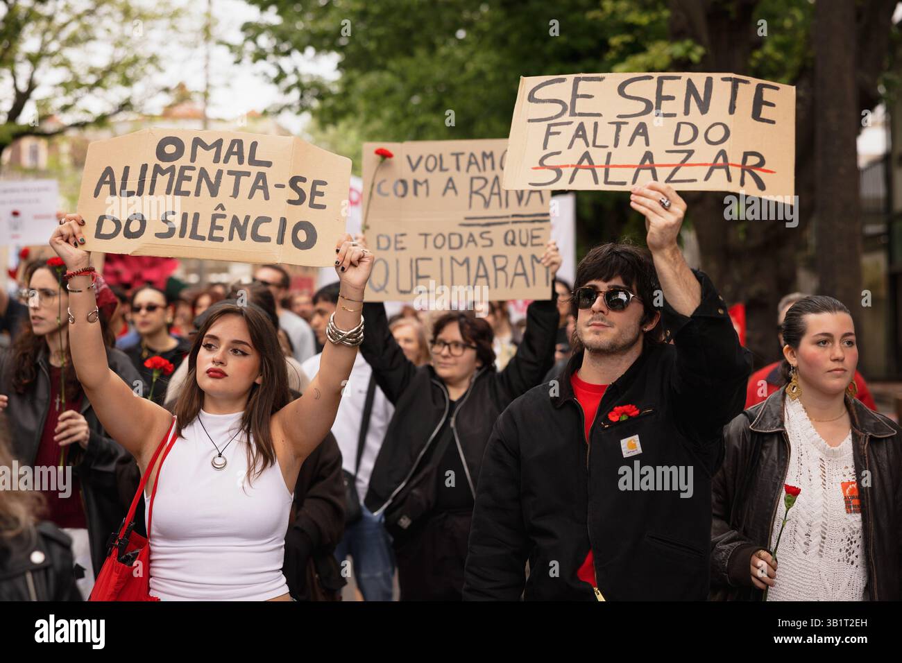 Porto, Portugal. 25th Apr, 2025. A group of participants holds placards ...