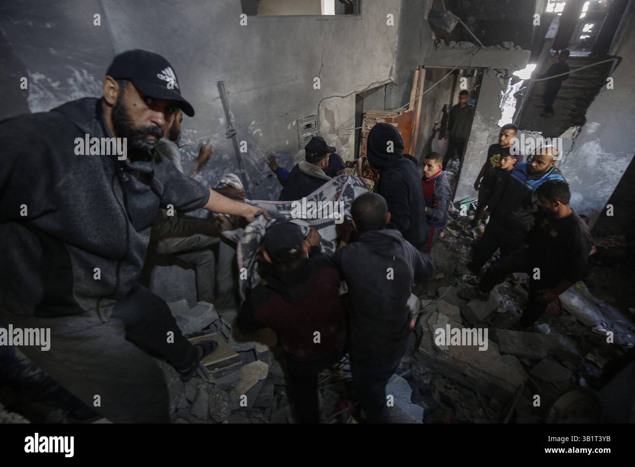Search and rescue work in the rubble of the targeted house continue ...