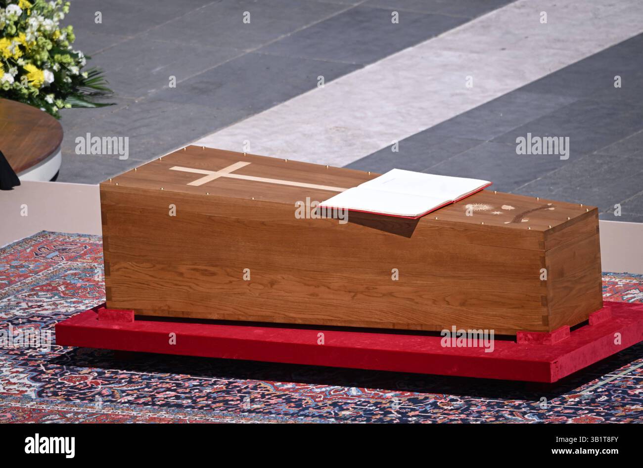 Rom, Vatikan 26.04.2025 Beerdigung Papst Franziskus I. der Sarg mit ...