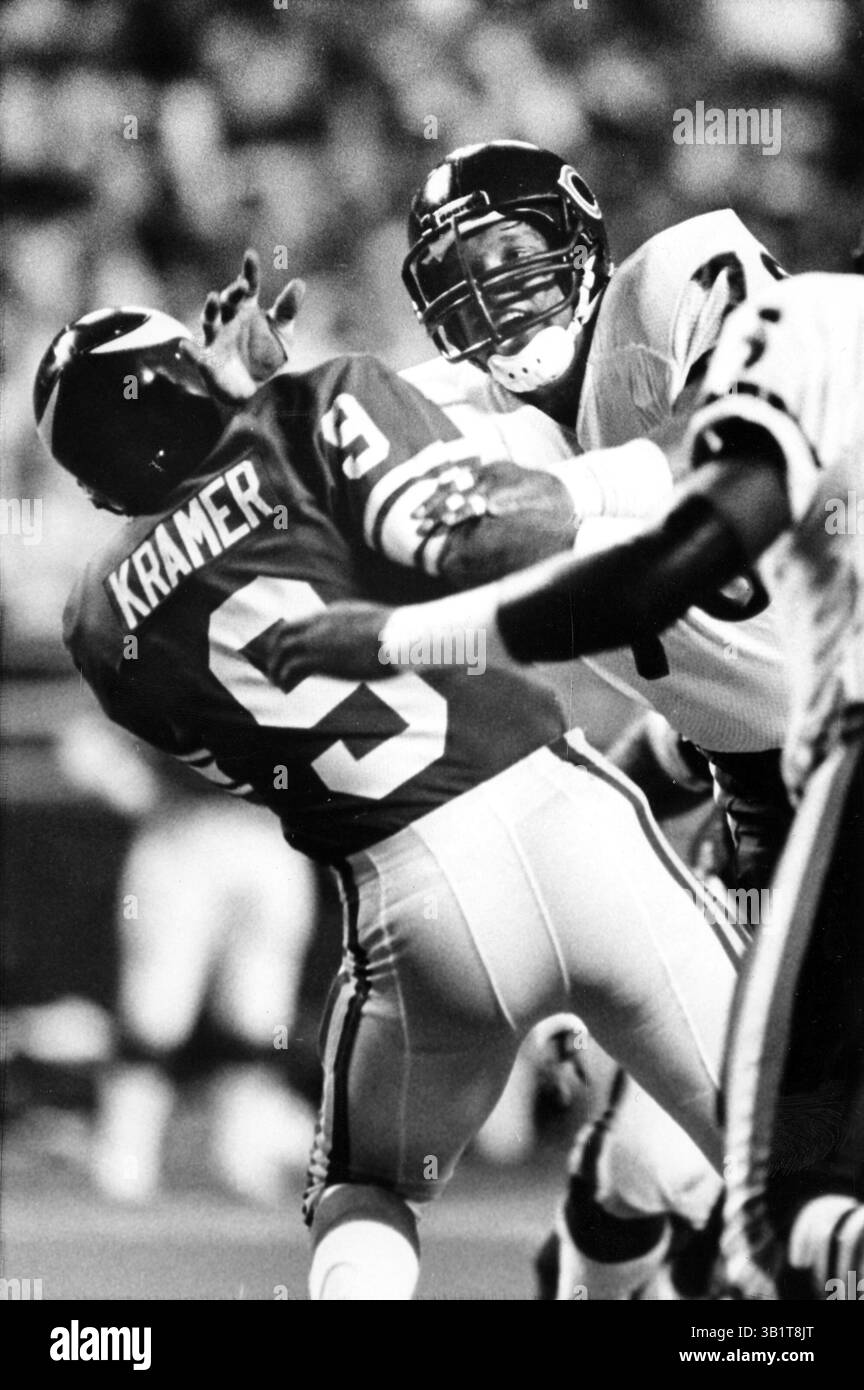 The Chicago Bears' Steve McMichael (76) pressures Minnesota Vikings ...