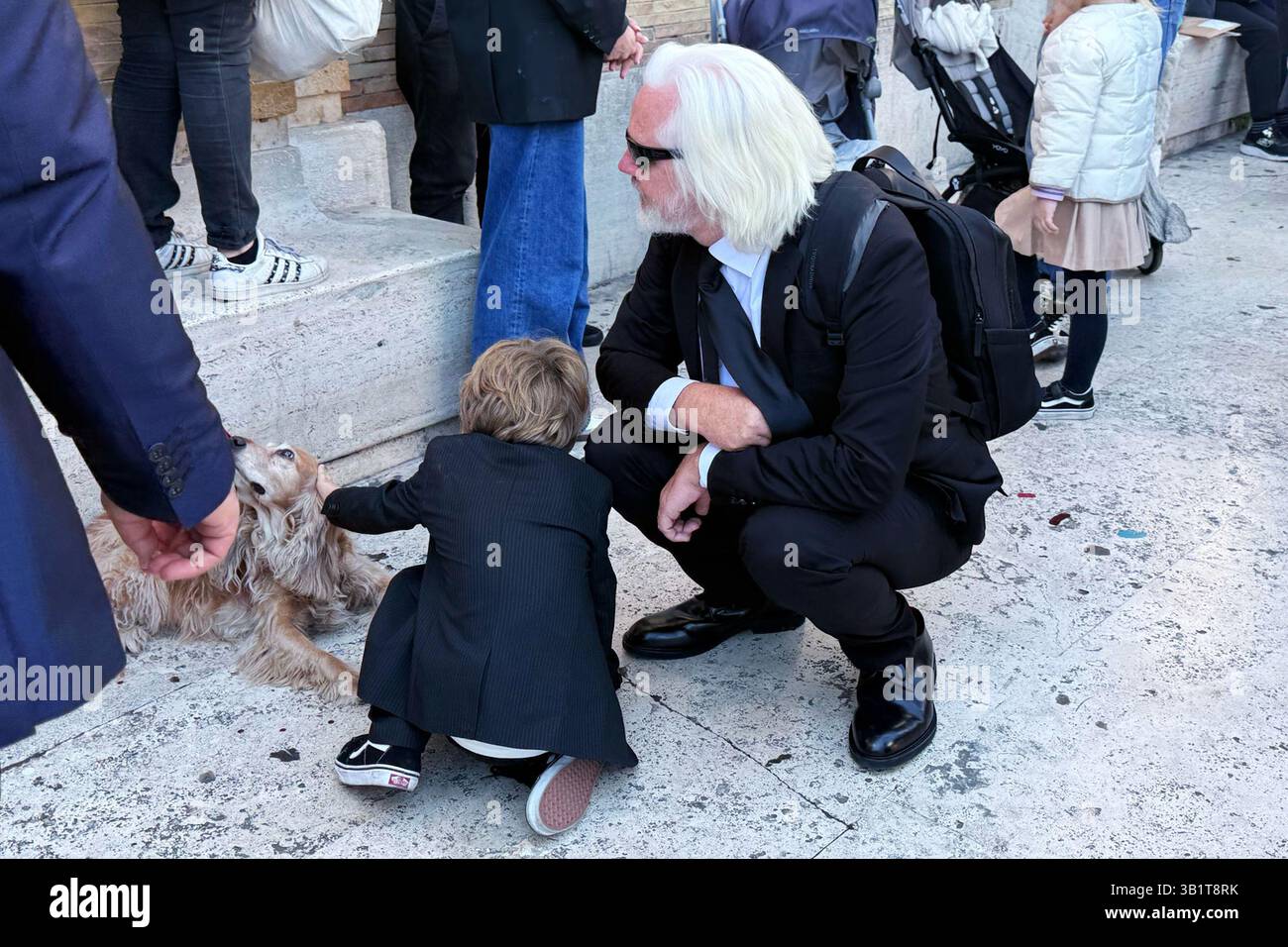 Julian Assange ai funerali di Papa Francesco in Piazza San Pietro ...