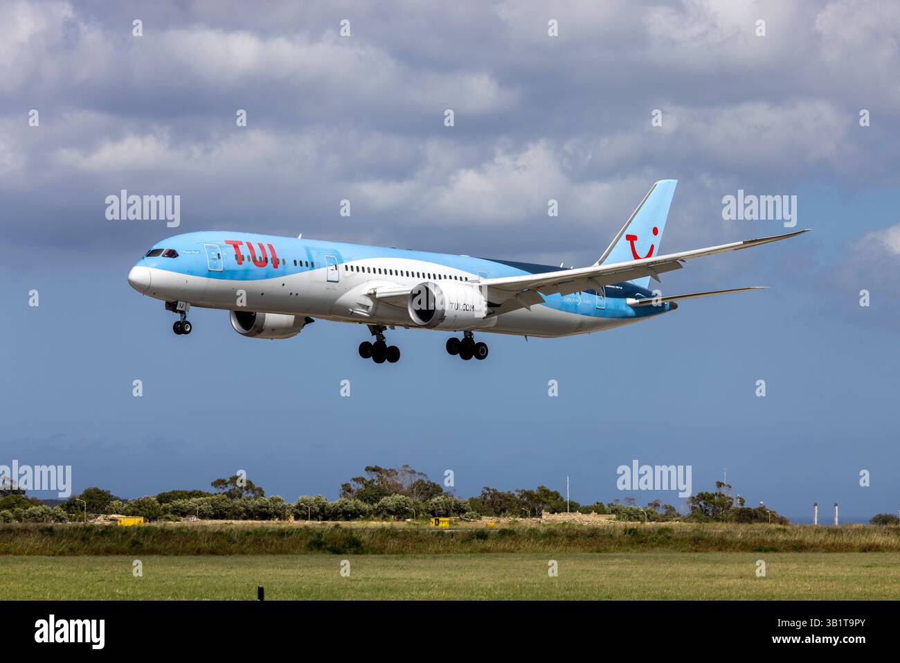 TUI Boeing 787-9 Dreamliner (REG: G-TUIJ) landing runway 31, arriving ...