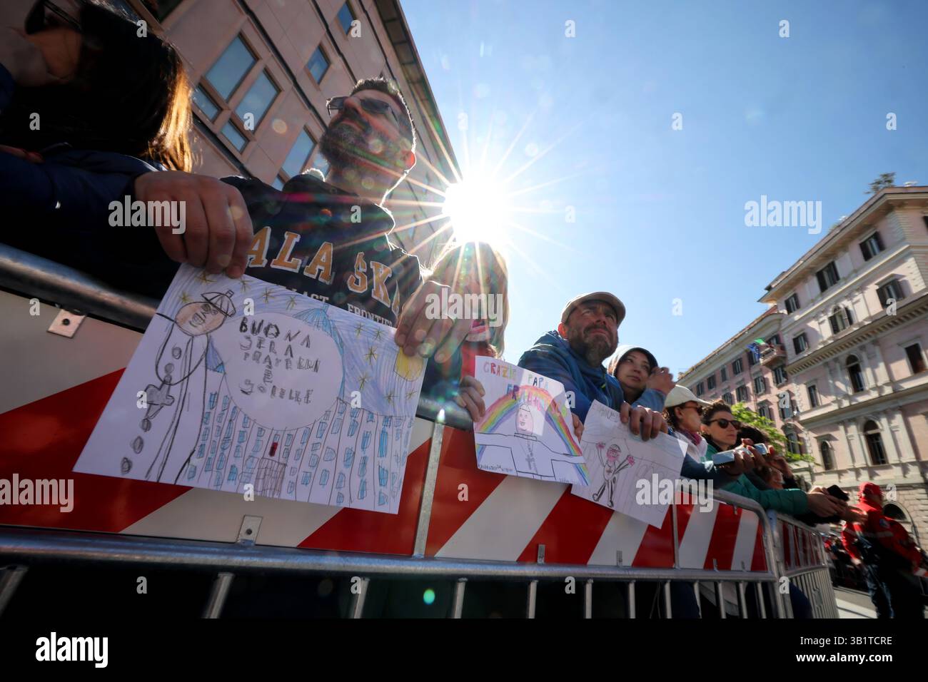 Rom, Italy. 26th Apr, 2025. People wait in front of the Basilica of ...