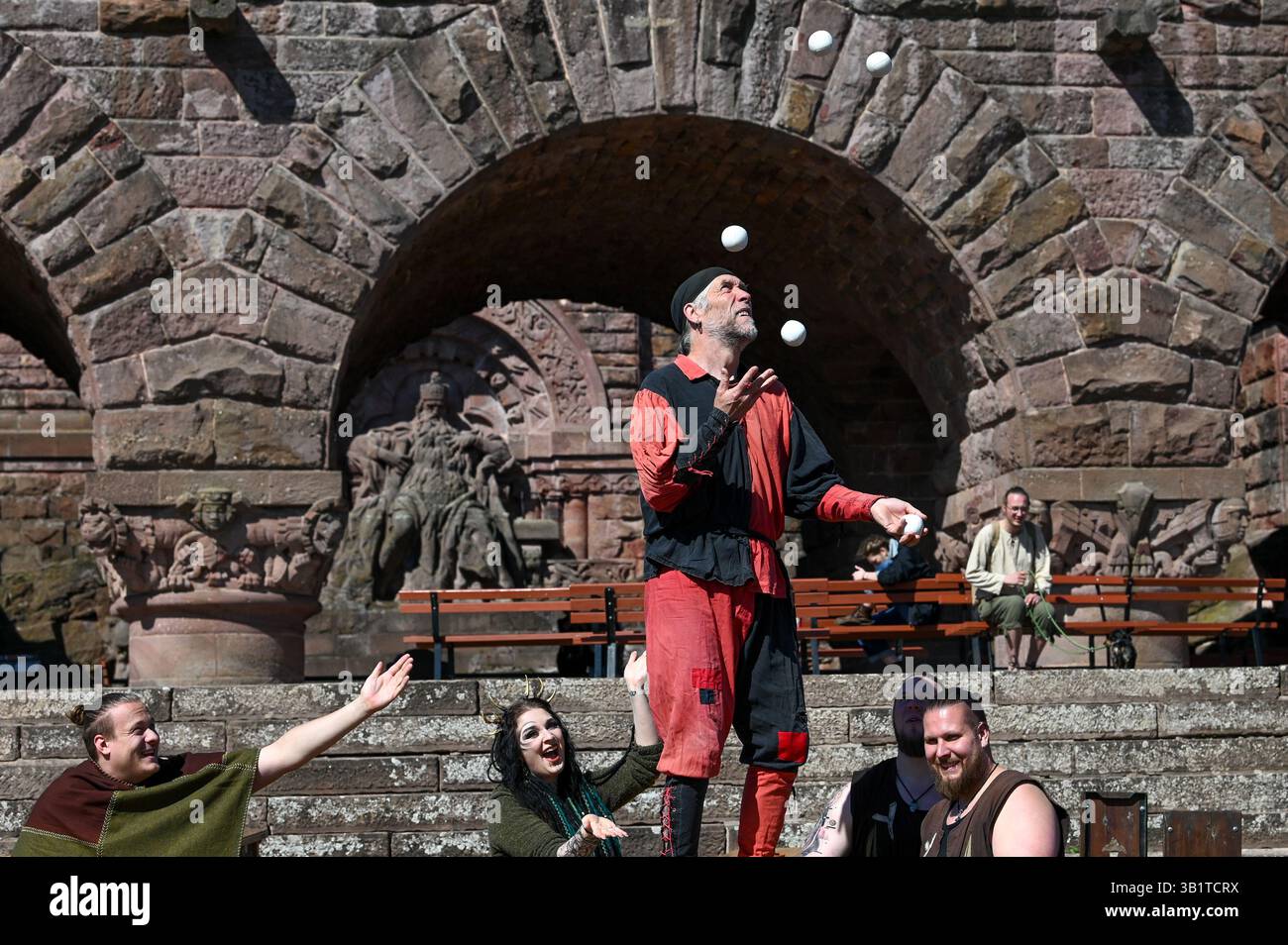 26 April 2025, Thuringia, Kyffhäuser: Juggler Lupus juggles at the ...