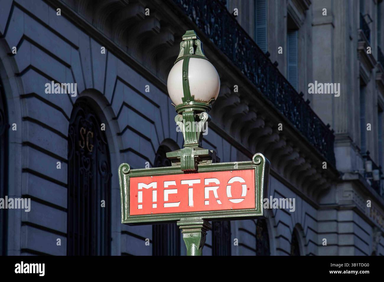 Iconic paris hi-res stock photography and images - Alamy