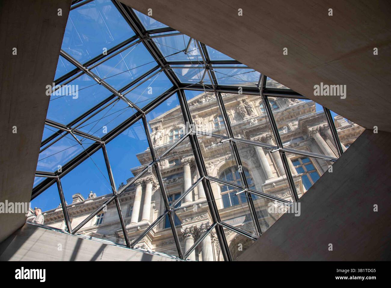 Visitors view palace museum hi-res stock photography and images - Alamy