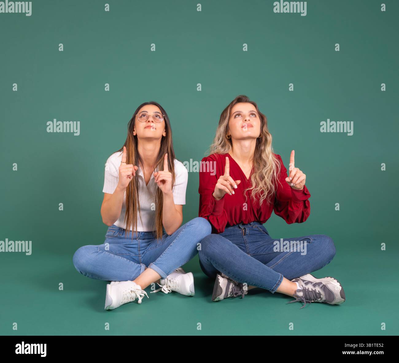 Beautiful women crossed legs hi-res stock photography and images - Alamy