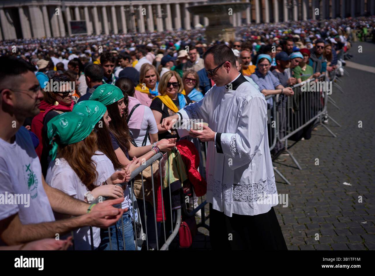Faithful receive communion during the funeral of Pope Francis in St ...