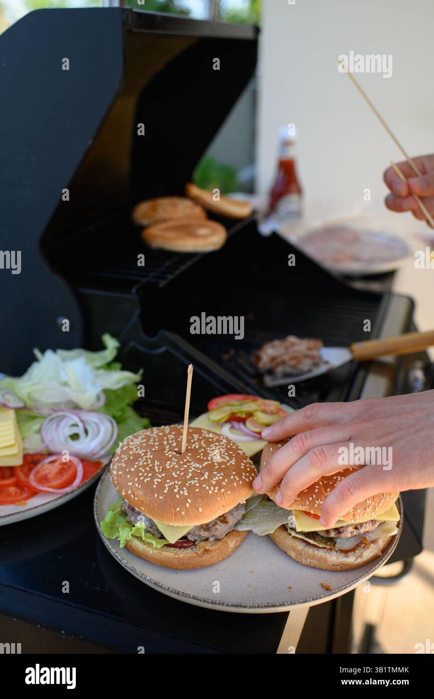 Assembling burgers hi-res stock photography and images - Alamy