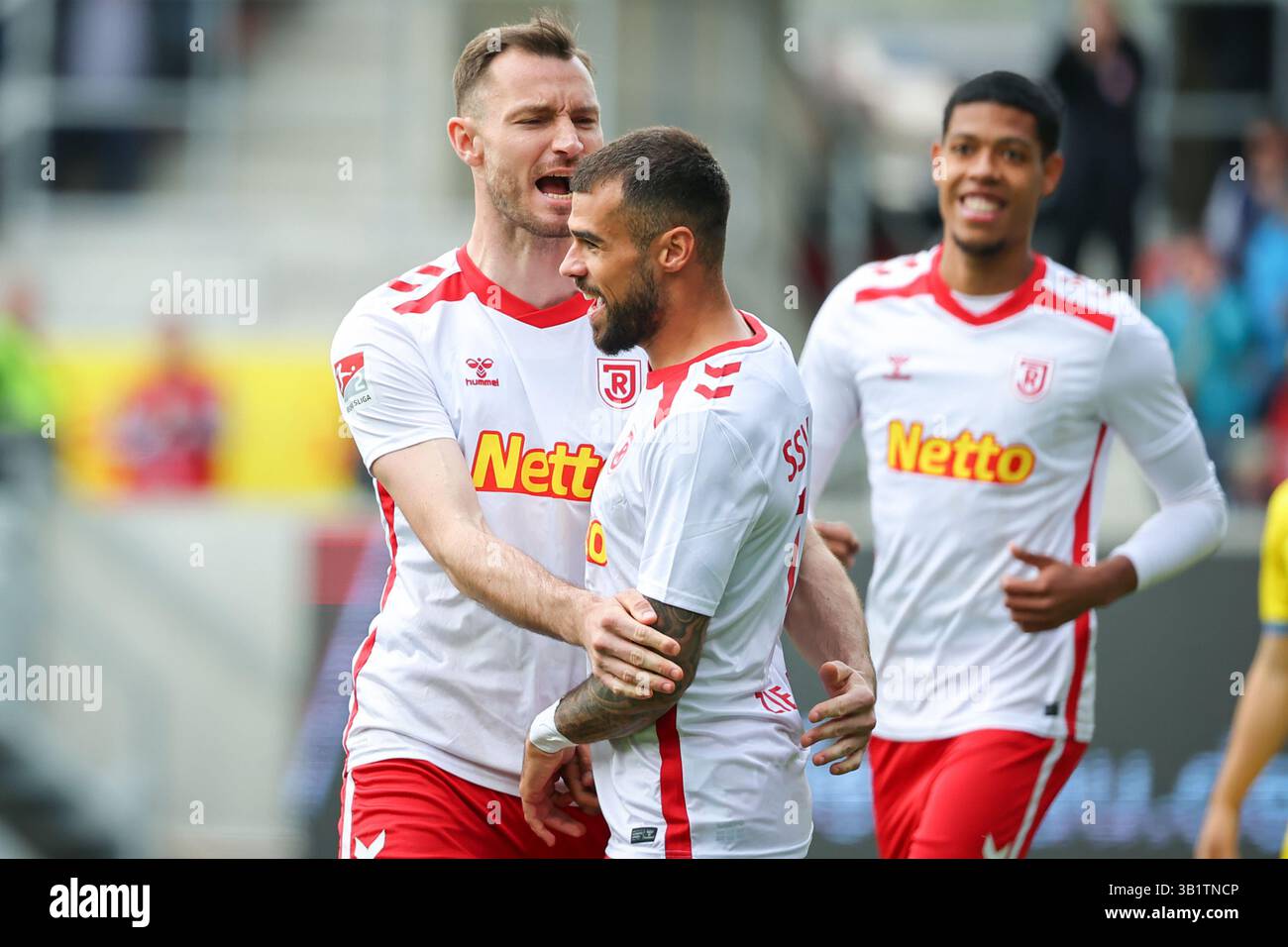 26 April 2025, Bavaria, Regensburg: Soccer: Bundesliga 2, Jahn ...