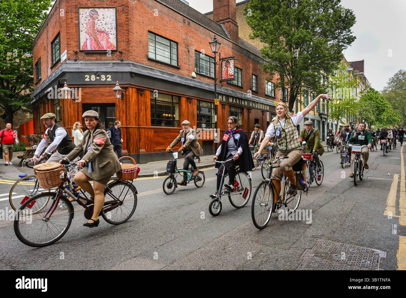 London, UK. 26th Apr, 2025. Participants at the meet point and start of ...