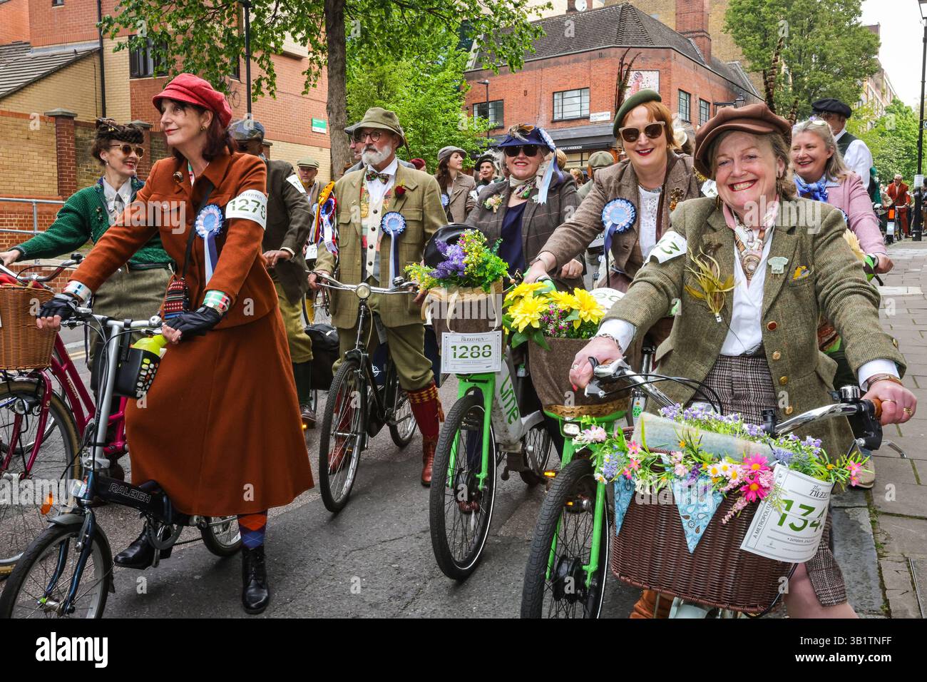 London, UK. 26th Apr, 2025. Participants at the meet point and start of ...