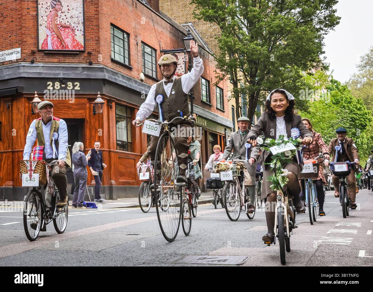 London, UK. 26th Apr, 2025. Participants at the meet point and start of ...