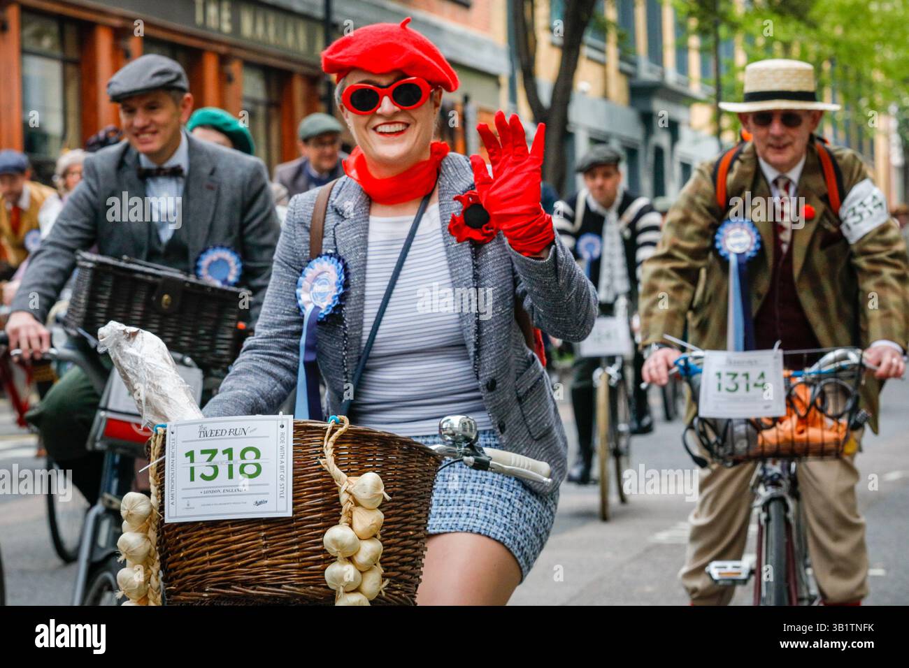 London, UK. 26th Apr, 2025. Participants at the meet point and start of ...